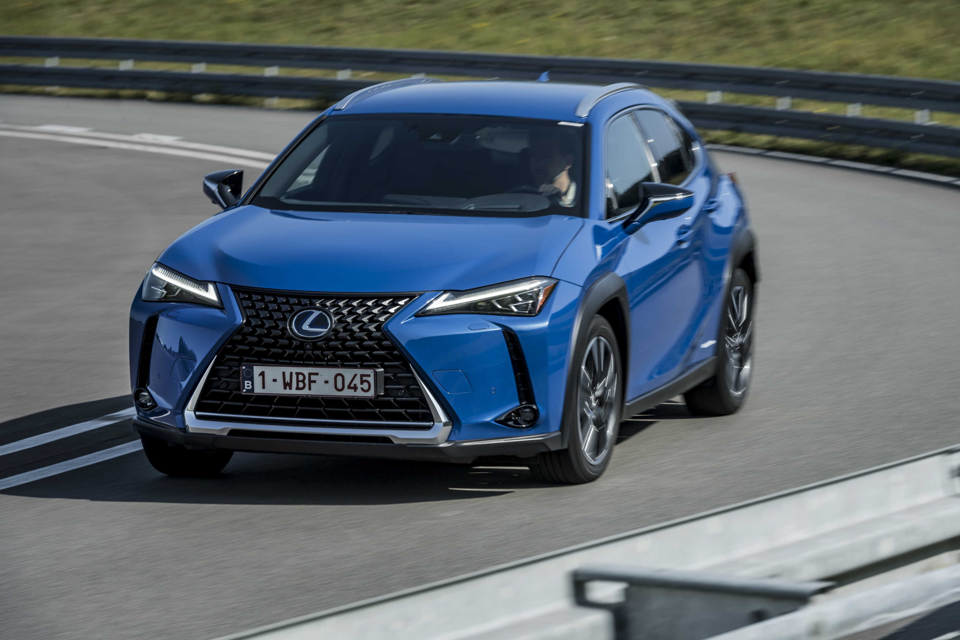 Hybrid-klassikern RX 400h möter nya LEXUS UX 250h — Toyota