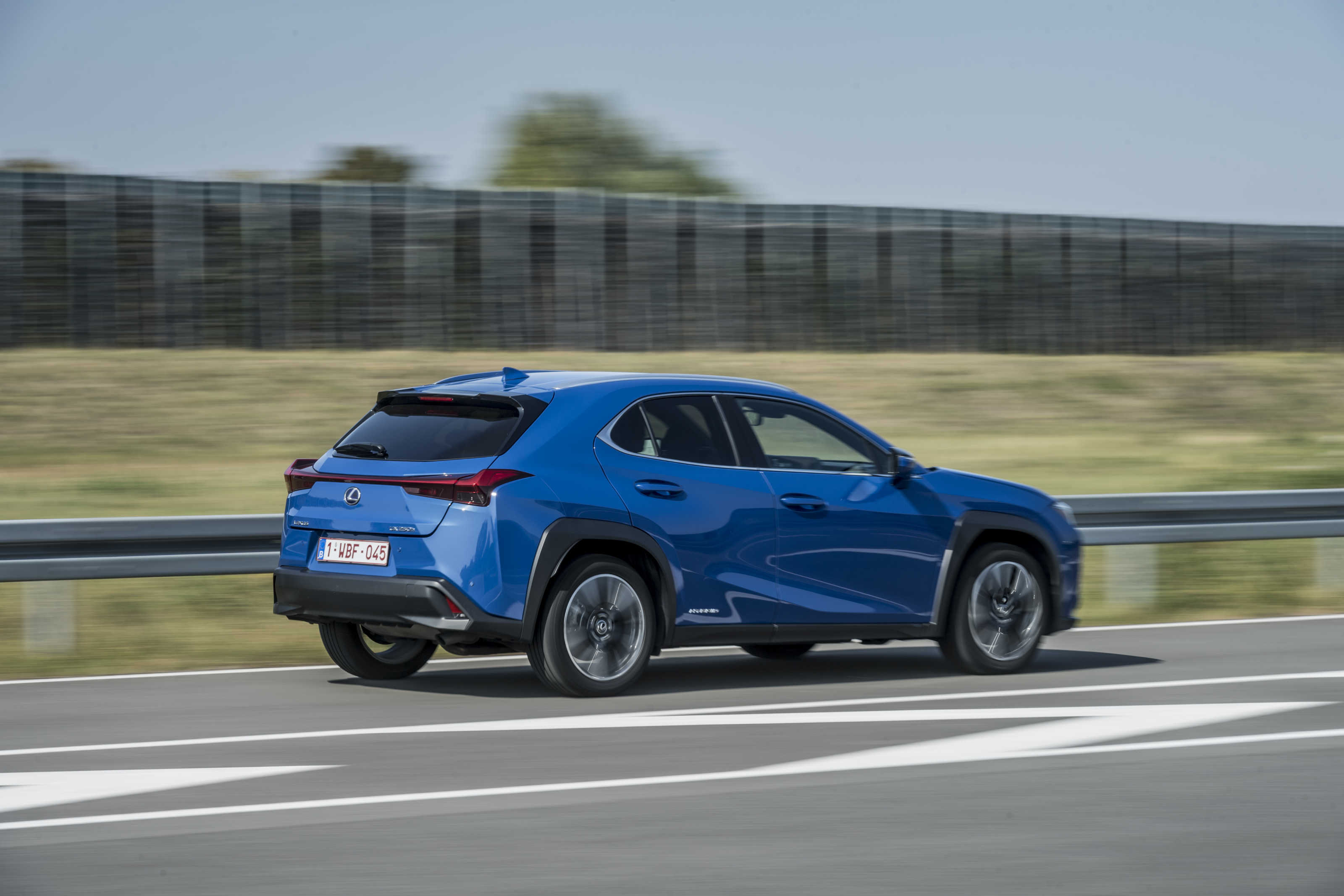 Hybrid-klassikern RX 400h möter nya LEXUS UX 250h — Toyota