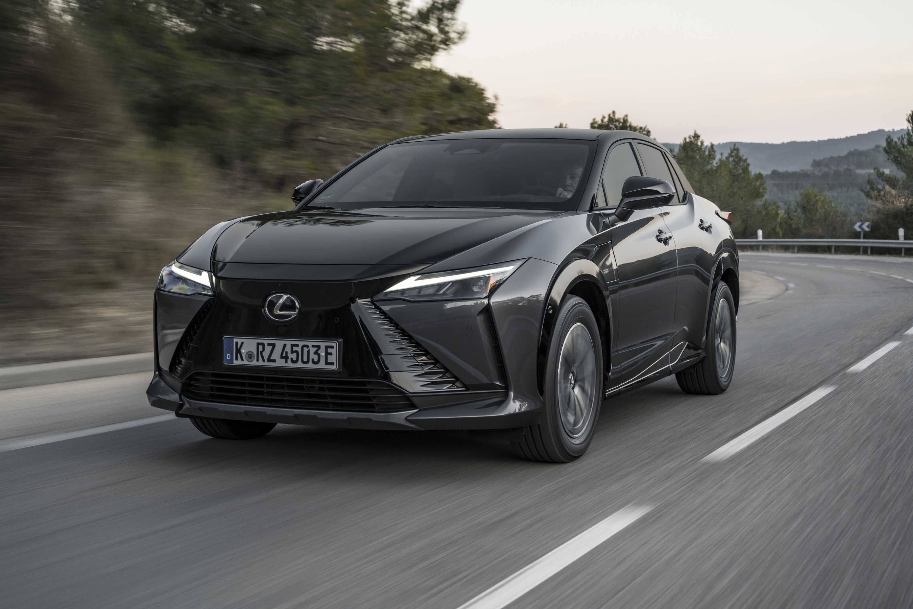Nya batterielektriska Lexus RZ 450e visar vägen — Toyota