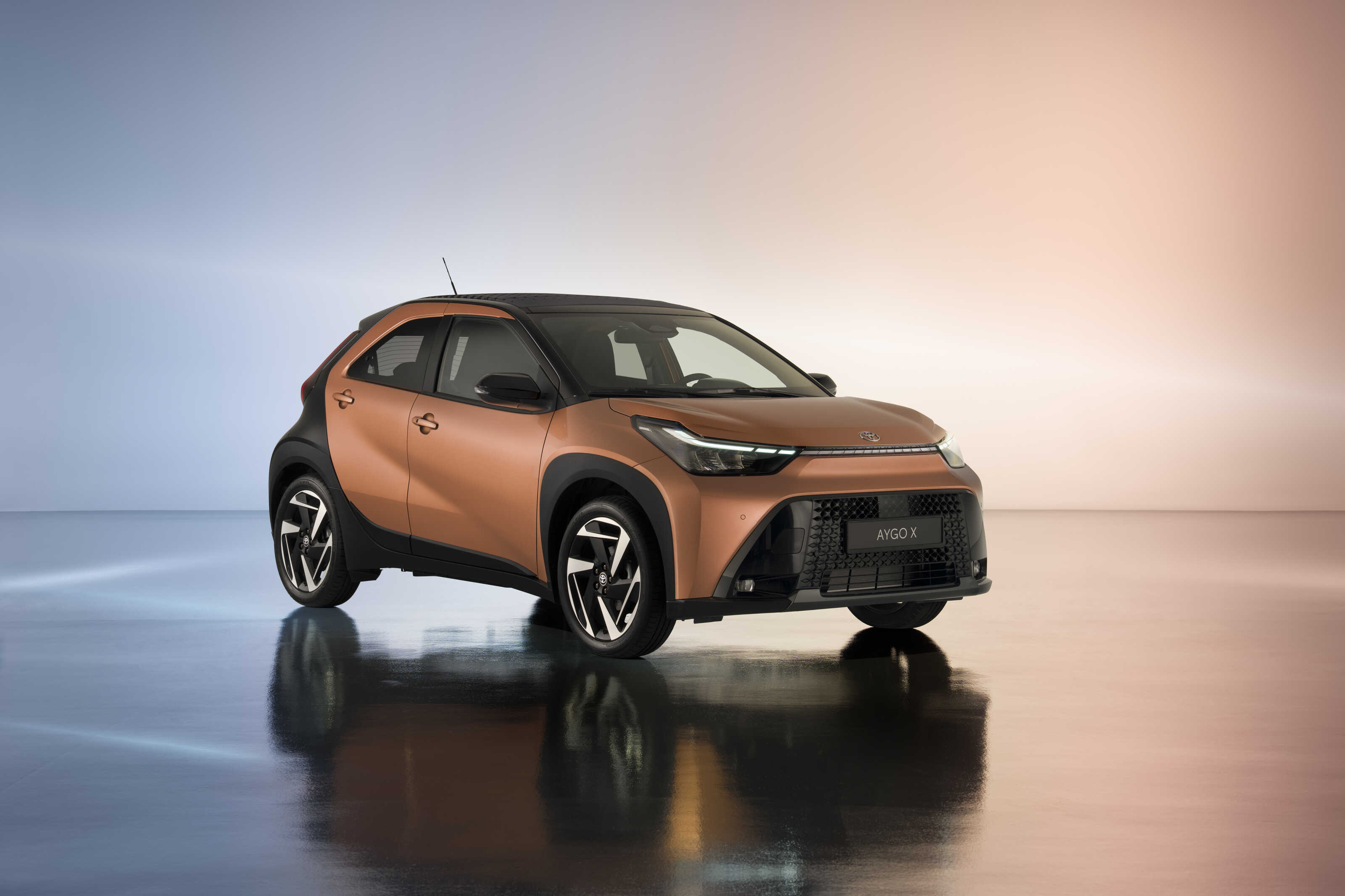 Nya Toyota C-HR som Plug-in Hybrid snart hos svenska återförsäljare — Toyota
