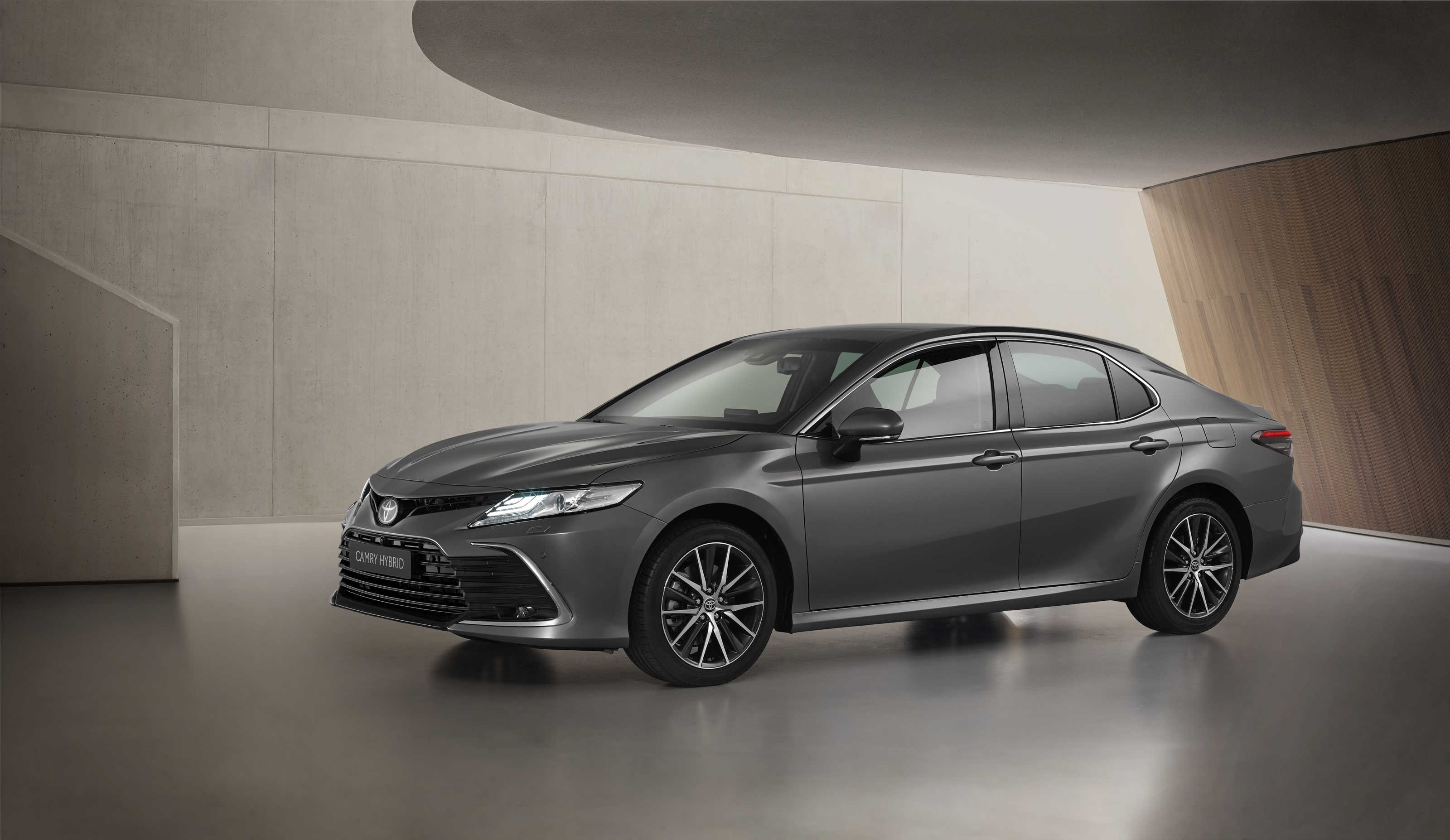 Camry Hybrid med vässad design och säkerhet — Toyota