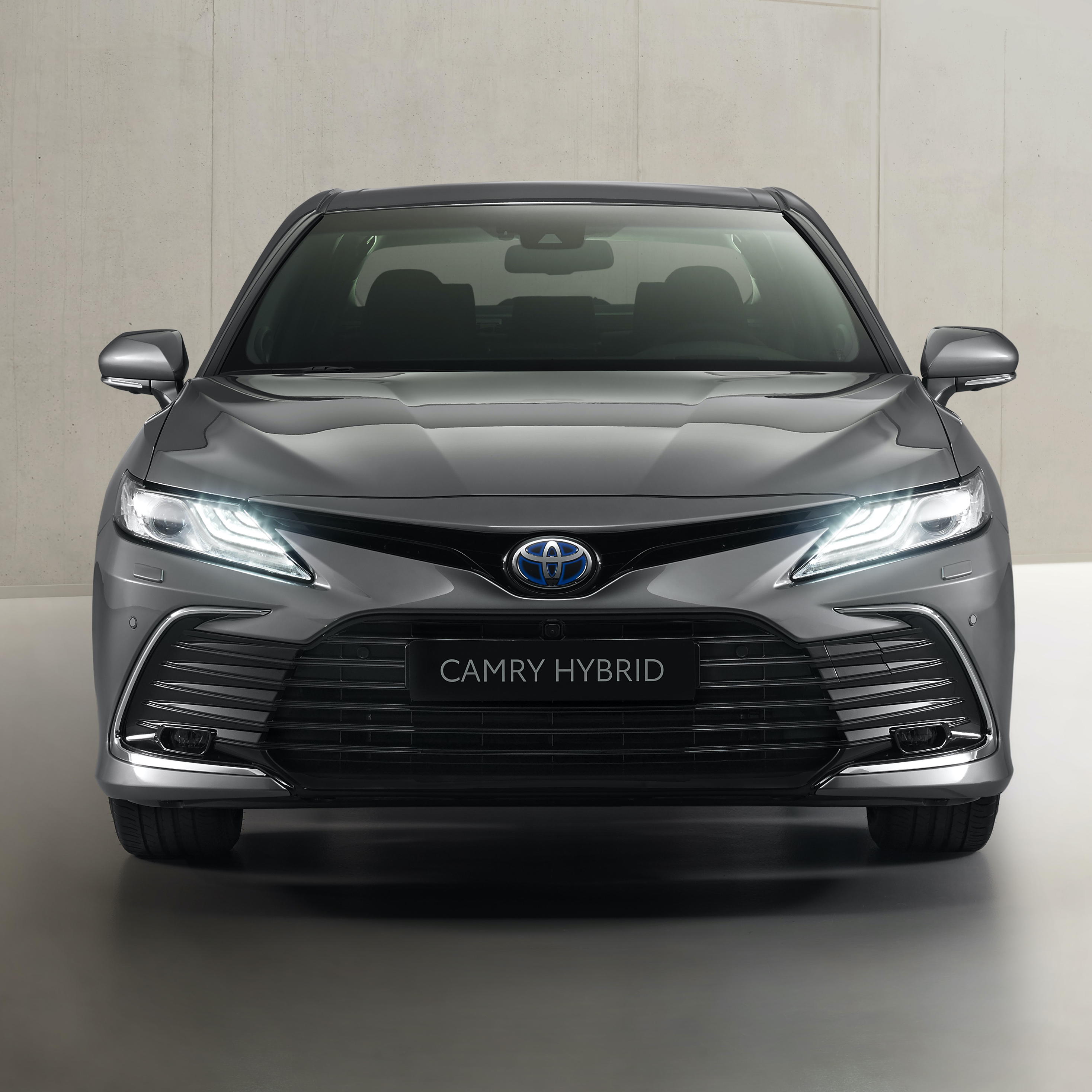 Camry Hybrid med vässad design och säkerhet — Toyota