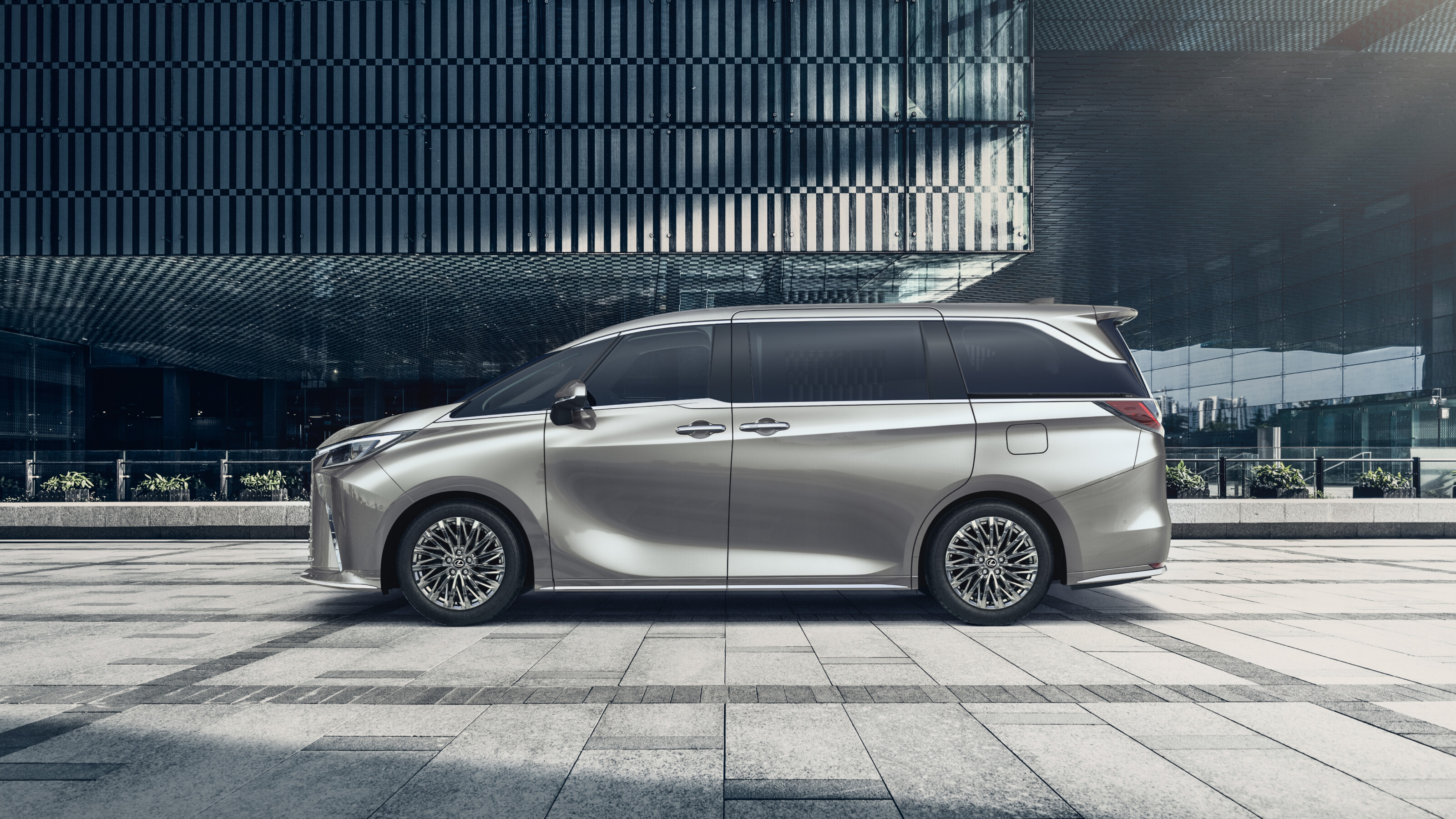 Lexus introducerar ny lyxbil i Europa - Premiär för helt nya LM — Toyota